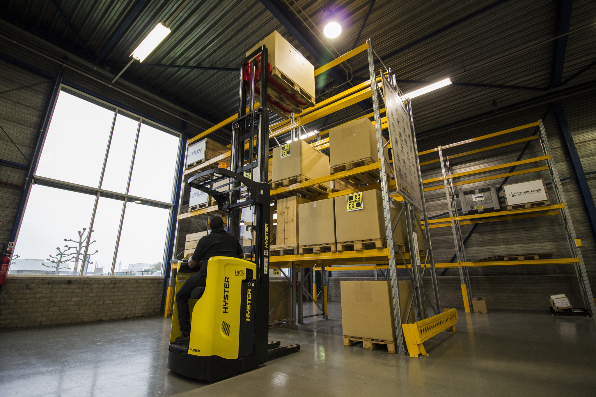 Hyster RS1.6 meerijstapelaar: veelzijdig inzetbaar - Logistics Inside ...