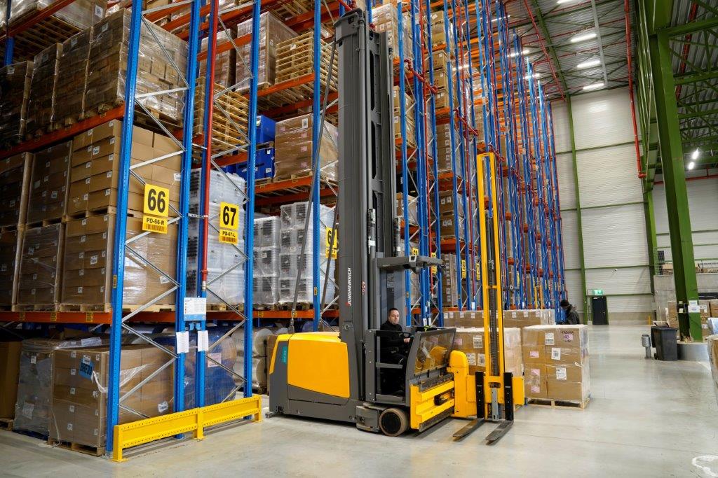 Unieke combitrucks met 18 meter hefhoogte voor Claassen Logistics ...